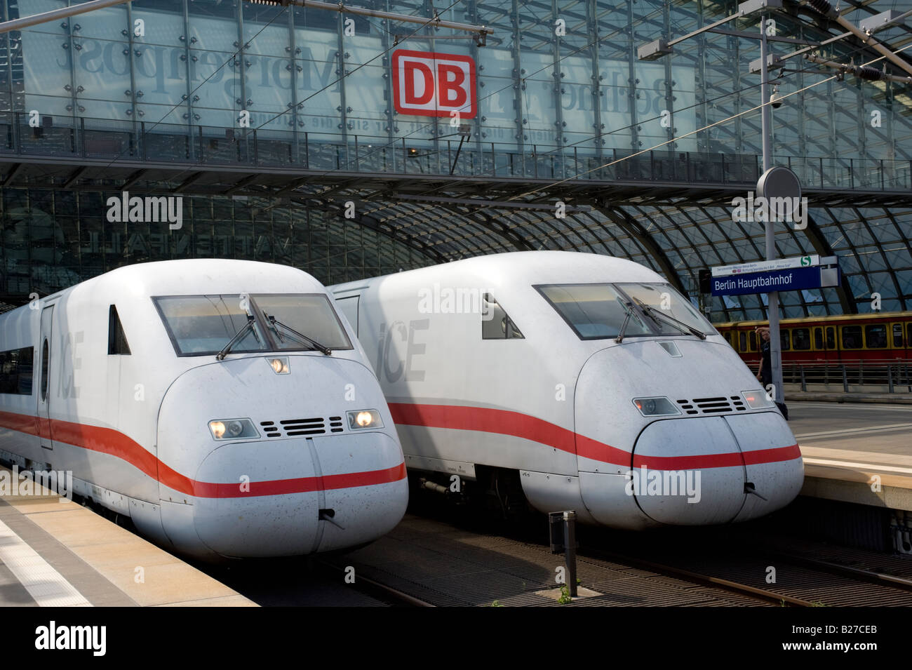 Deutsche high-Speed-ICE Intercity-express-Zug am Bahnsteig im ...