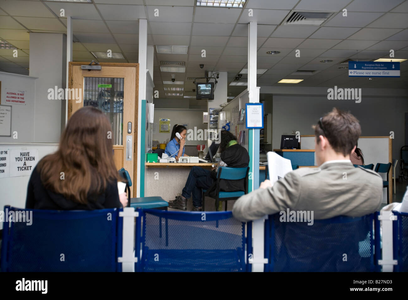 Leute warten im St. Thomas Hospital Emergency Room London England Uk ...