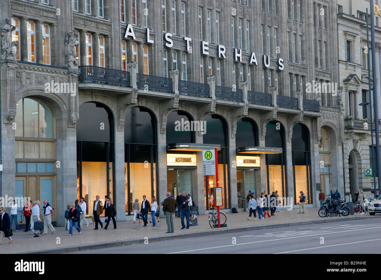 Kaufhaus alsterhaus -Fotos und -Bildmaterial in hoher Auflösung – Alamy