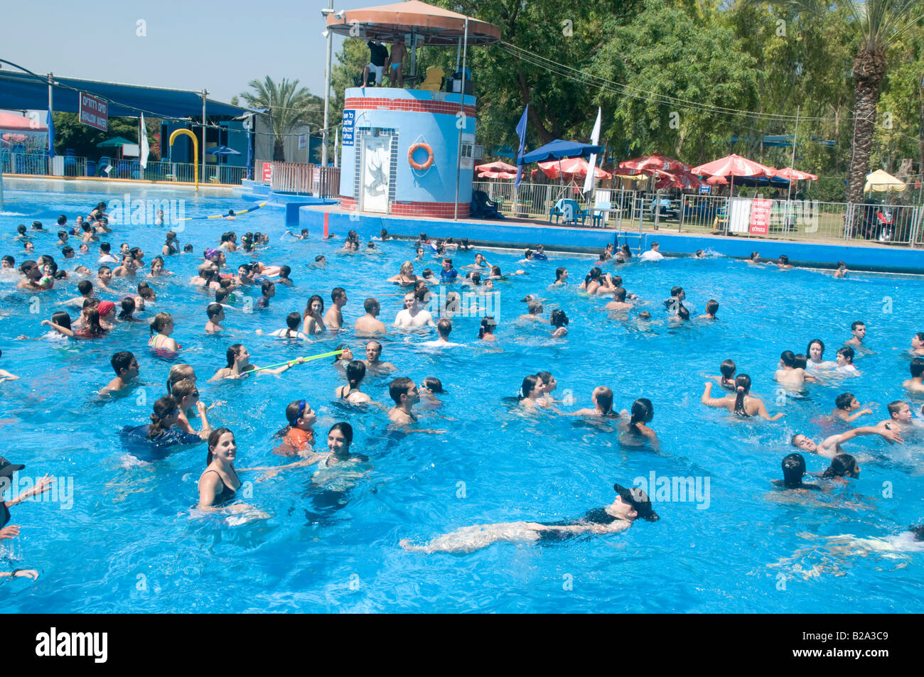 Crowded swimming pool -Fotos und -Bildmaterial in hoher Auflösung – Alamy