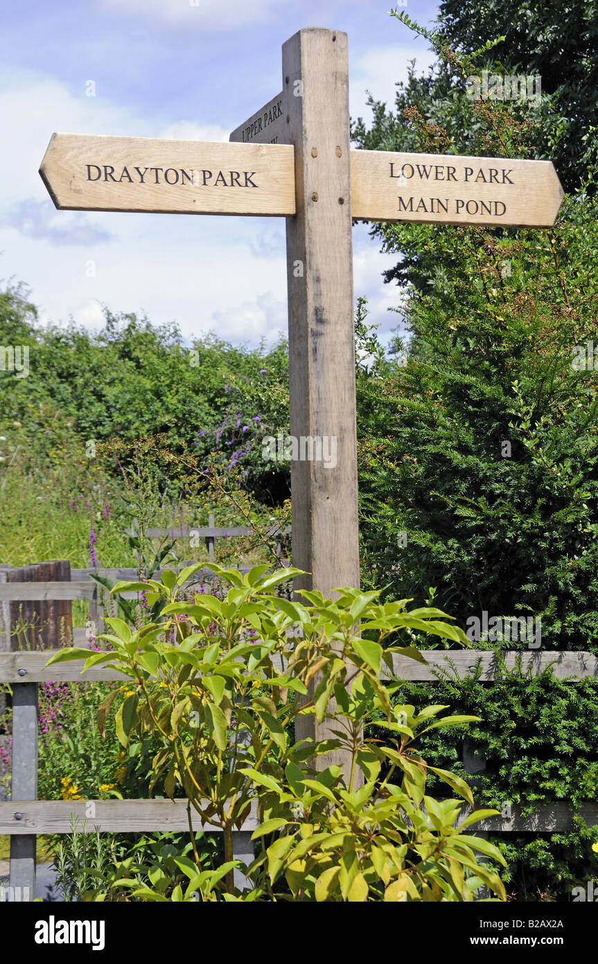 Mit dem fingerpfosten -Fotos und -Bildmaterial in hoher Auflösung – Alamy