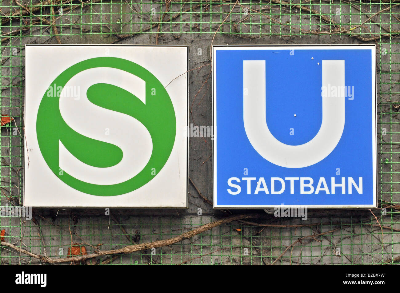 S - und U-Bahn, s- und u-Bahn Zug Schilder am Bahnhof Stuttgart ...