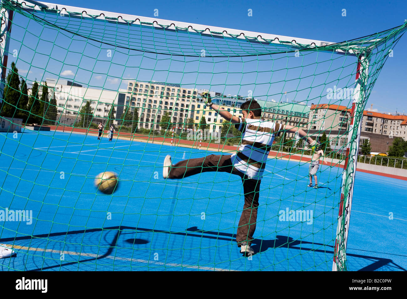 Kinder spielen Fußball auf einem Fußballplatz in Berlin-Mitte, Berlin ...