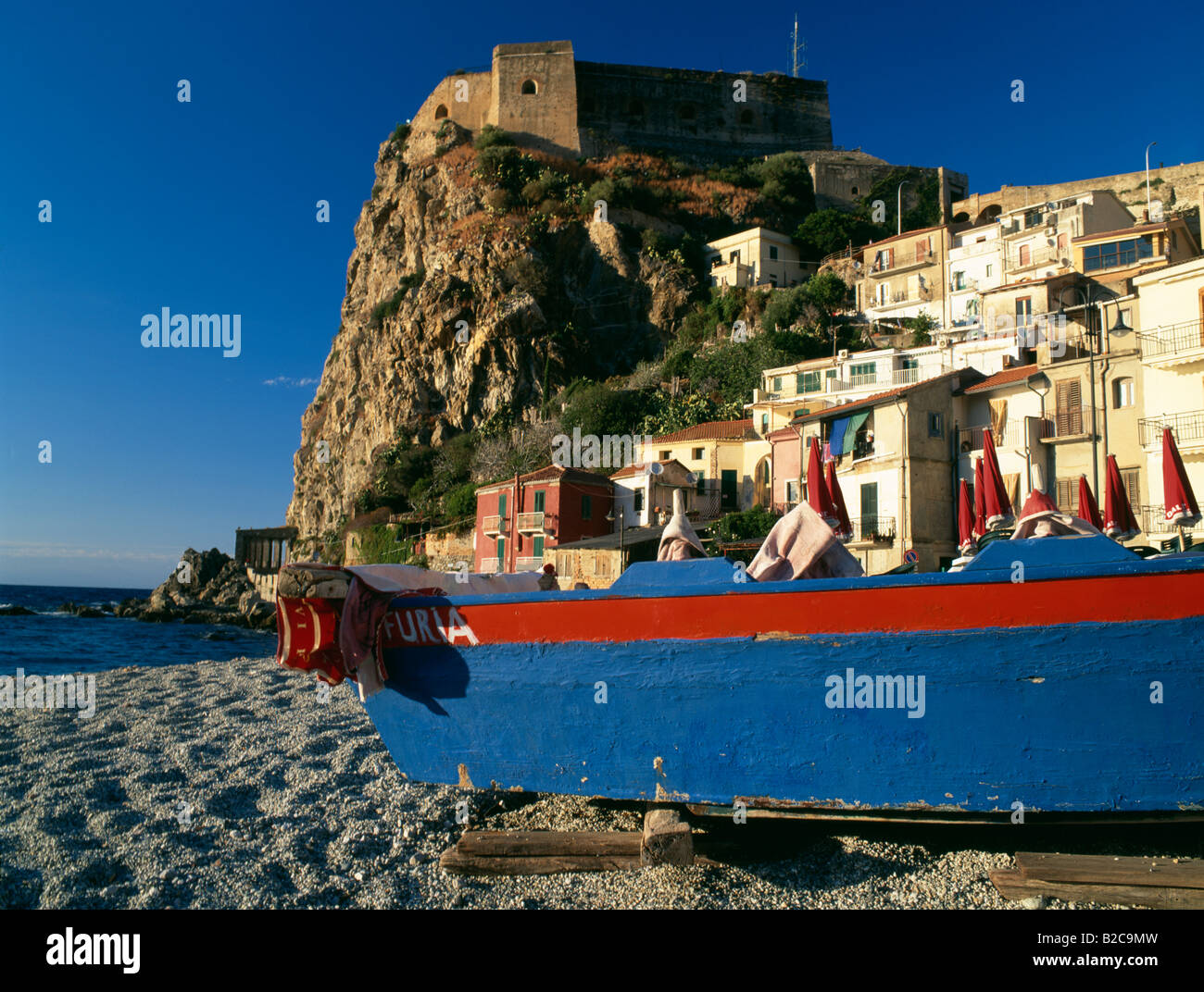 Angelboot/Fischerboot am Strand von Scilla Kalabrien Italien ...