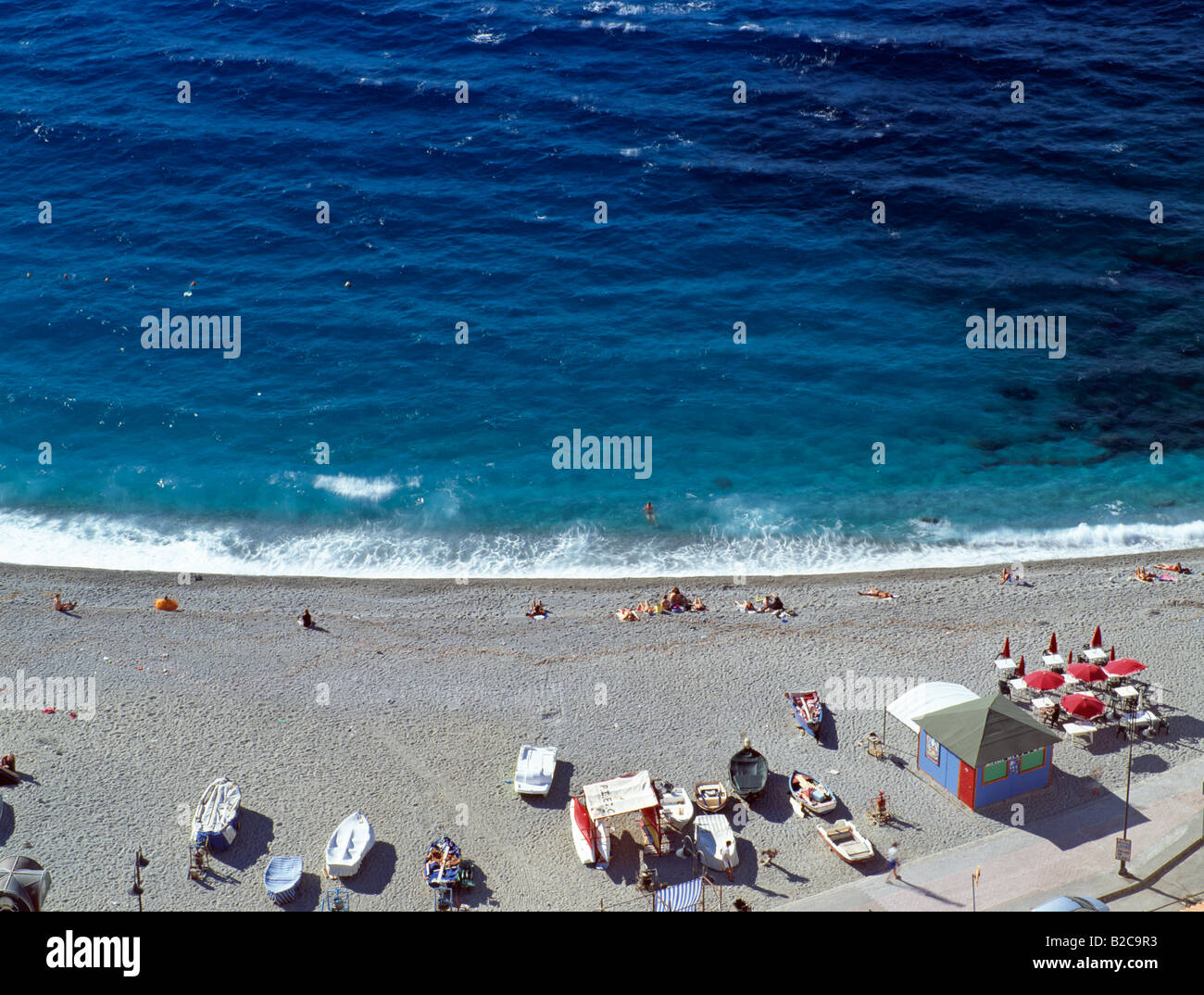 Luftaufnahme über dem Strand von Scilla Kalabrien Italien ...