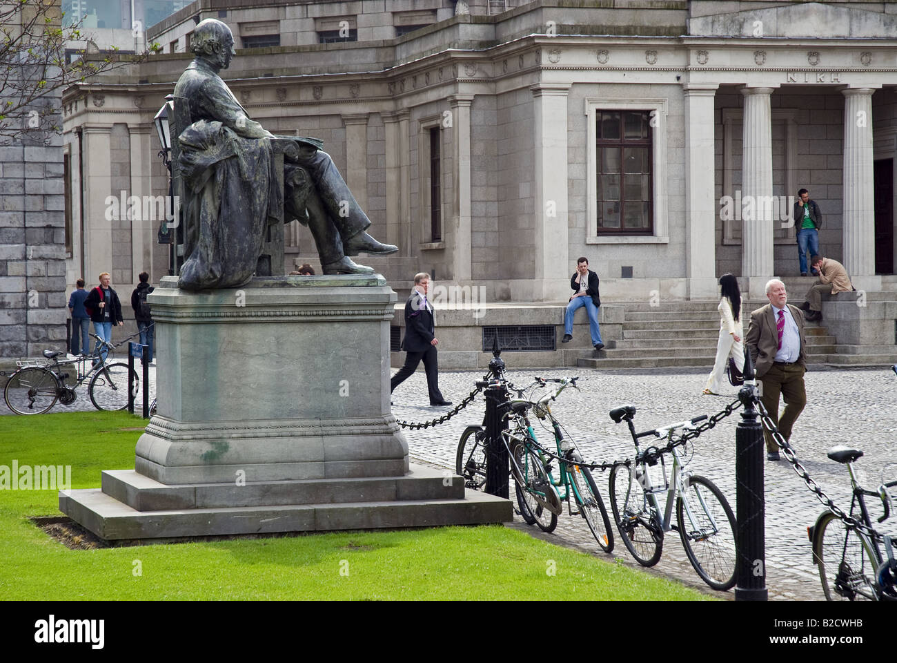 Trinity college statue -Fotos und -Bildmaterial in hoher Auflösung – Alamy