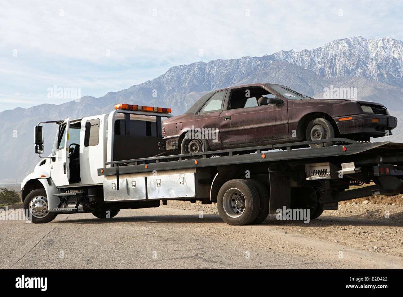 Kaputtes Auto auf Abschleppwagen Stockfotografie - Alamy