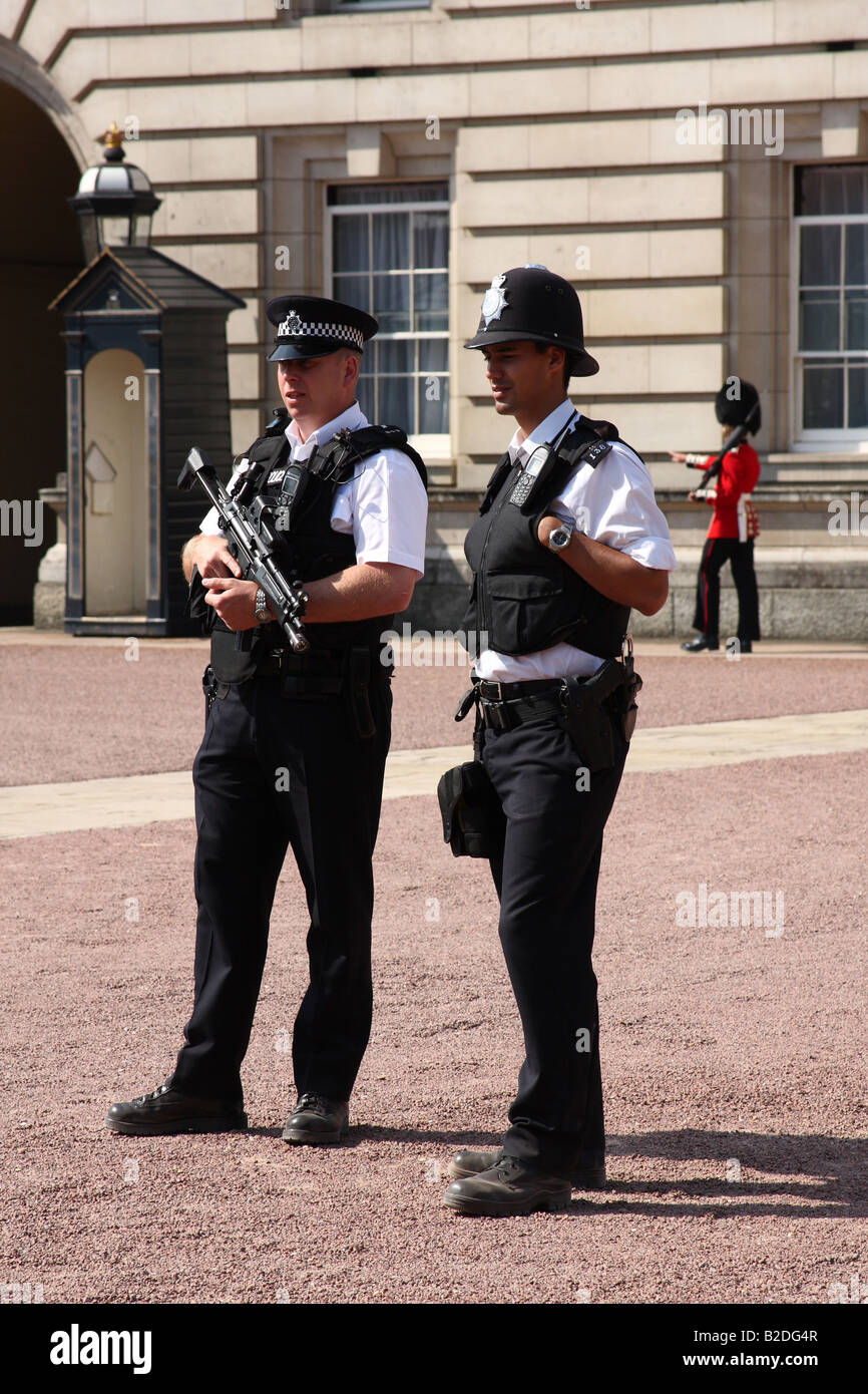 Bewaffneter polizeibeamter buckingham palast -Fotos und -Bildmaterial ...