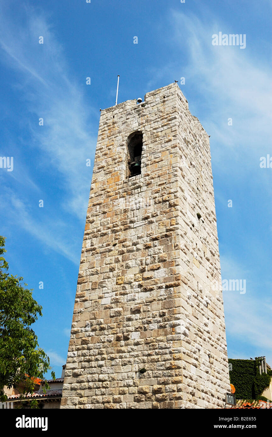 Kirchturm aus dem 12 jahrhundert -Fotos und -Bildmaterial in hoher Auflösung – Alamy