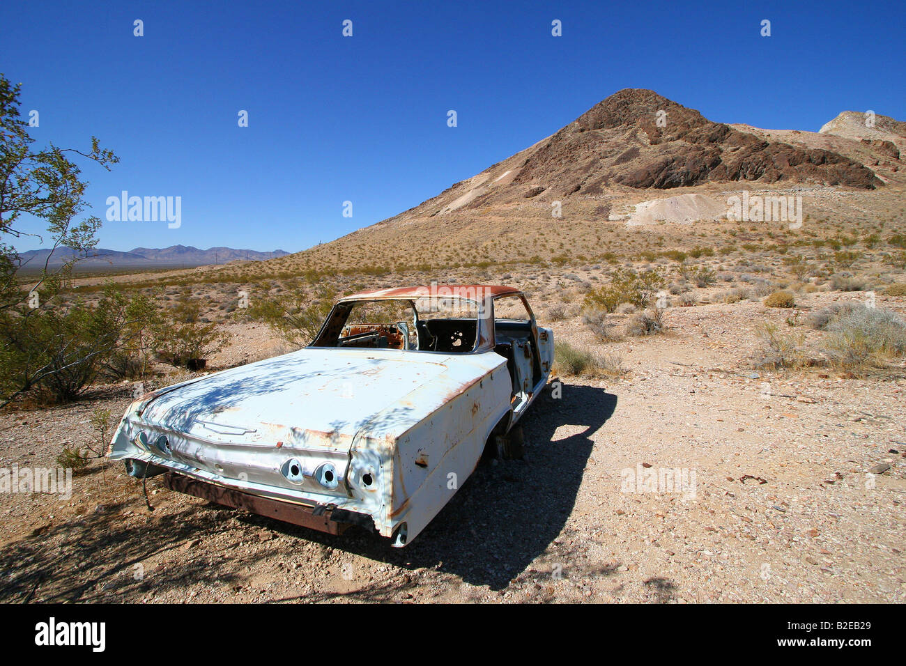Autowrack auf landschaft -Fotos und -Bildmaterial in hoher Auflösung ...