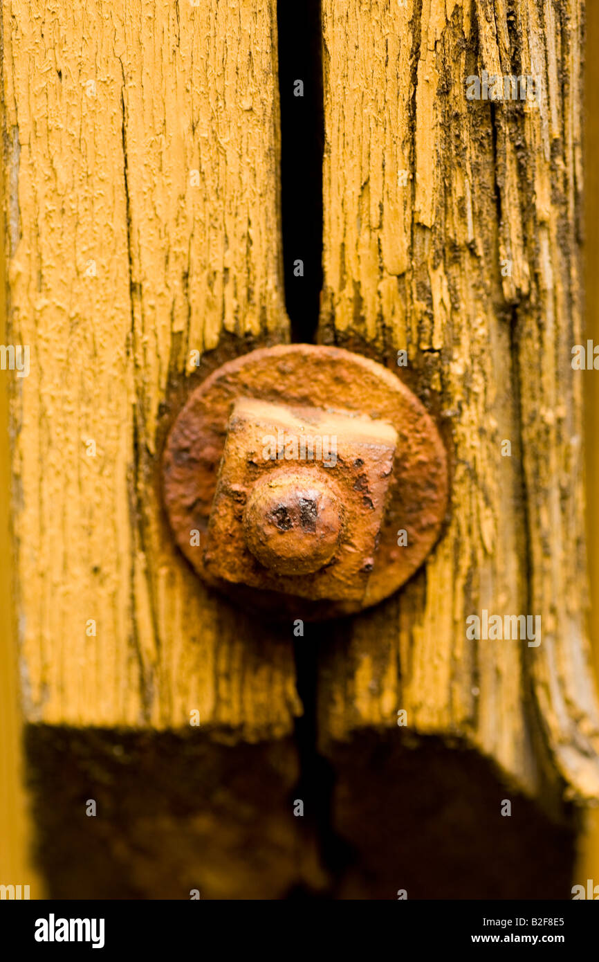 Bolzen gelb -Fotos und -Bildmaterial in hoher Auflösung – Alamy