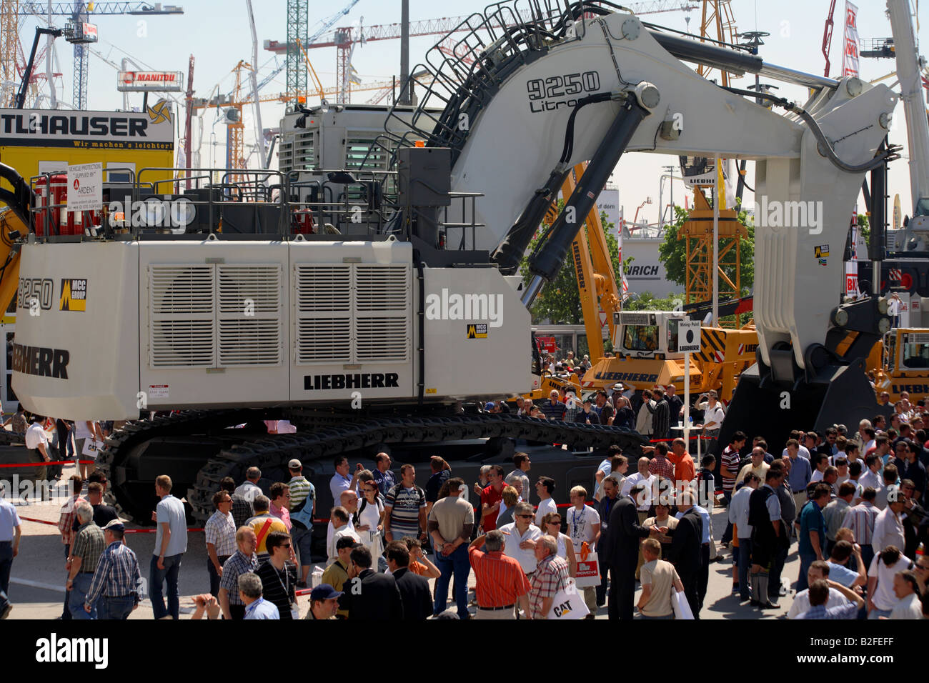 schwere Baumaschinen auf der BAUMA Messe in München, Deutschland ...