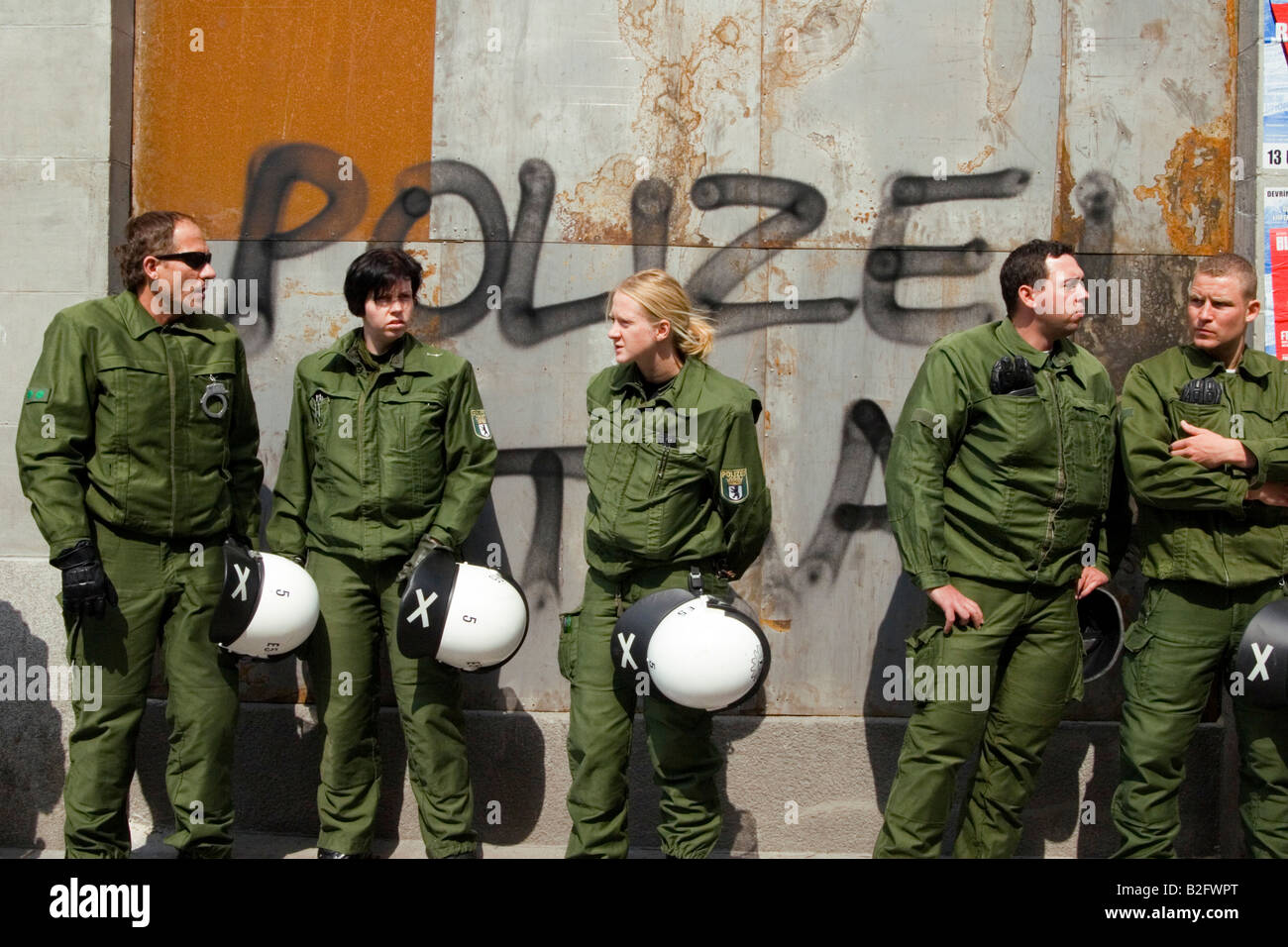 German riot police -Fotos und -Bildmaterial in hoher Auflösung – Alamy