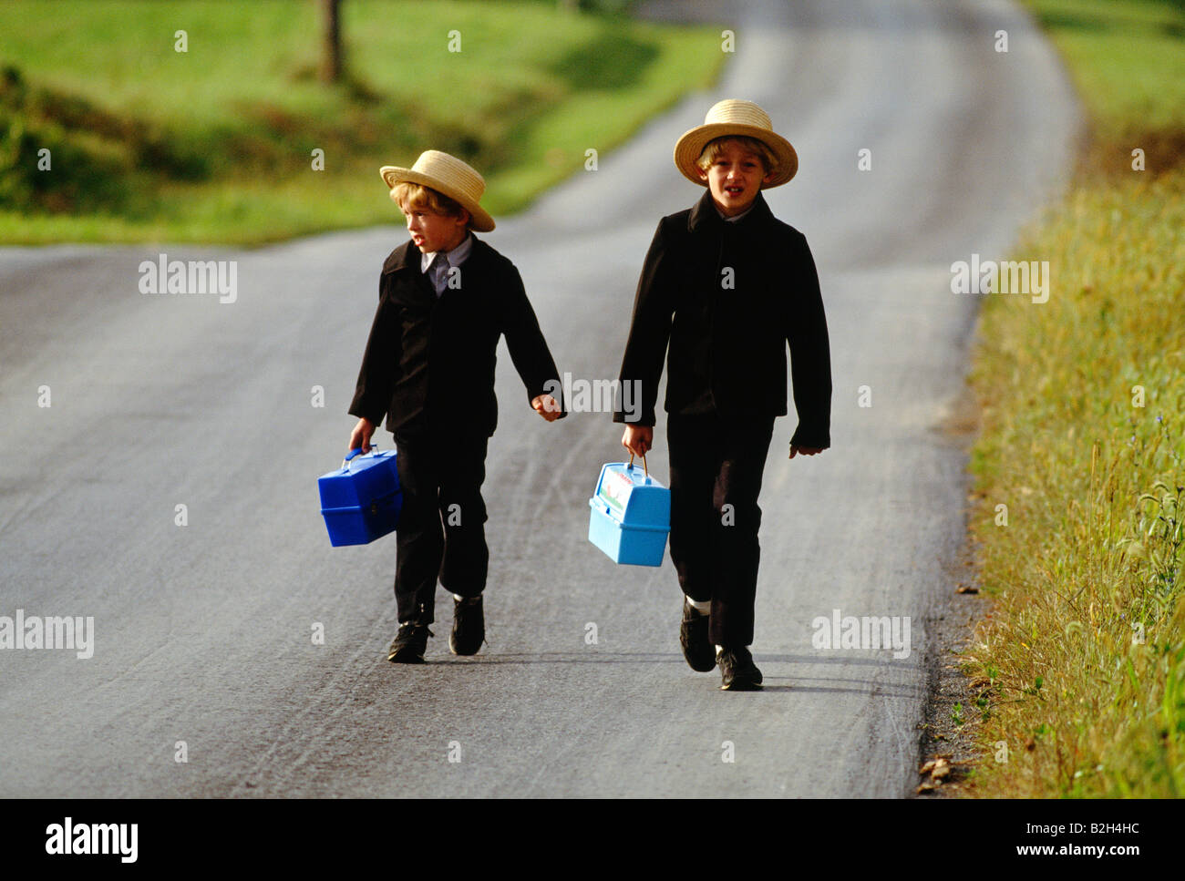 Amische Kinder in einfachen Trachten auf dem Heimweg von der Schule ...