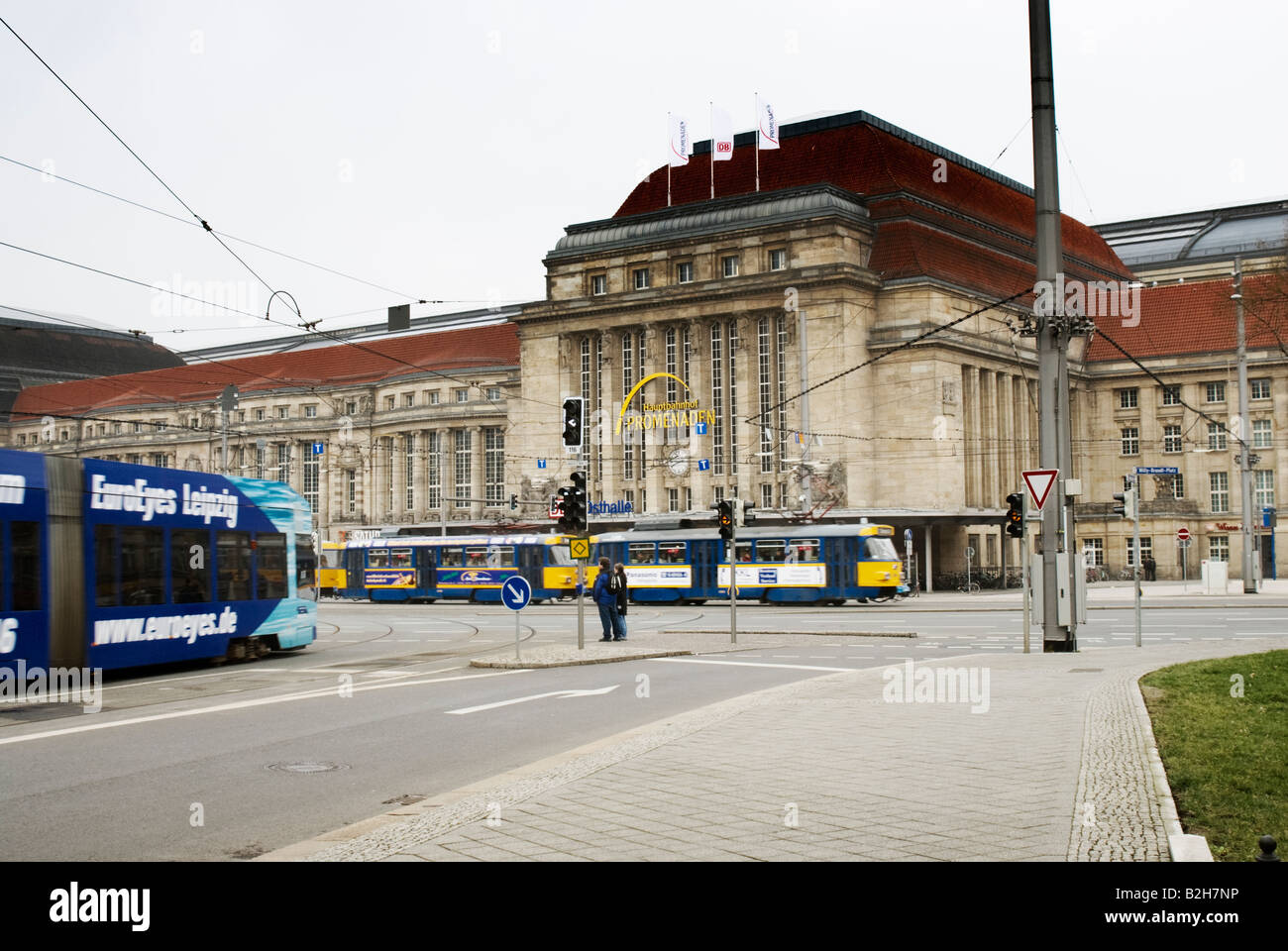 Straßenbahnen vorbeifahren Central Railway Station (Hauptbahnhof ...