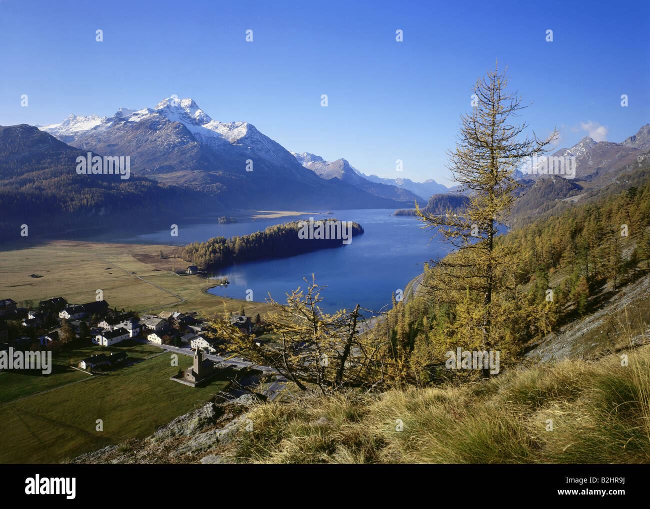 Stadtbild blick auf sils baselgia mit see sils silsersee Stockfotos und ...