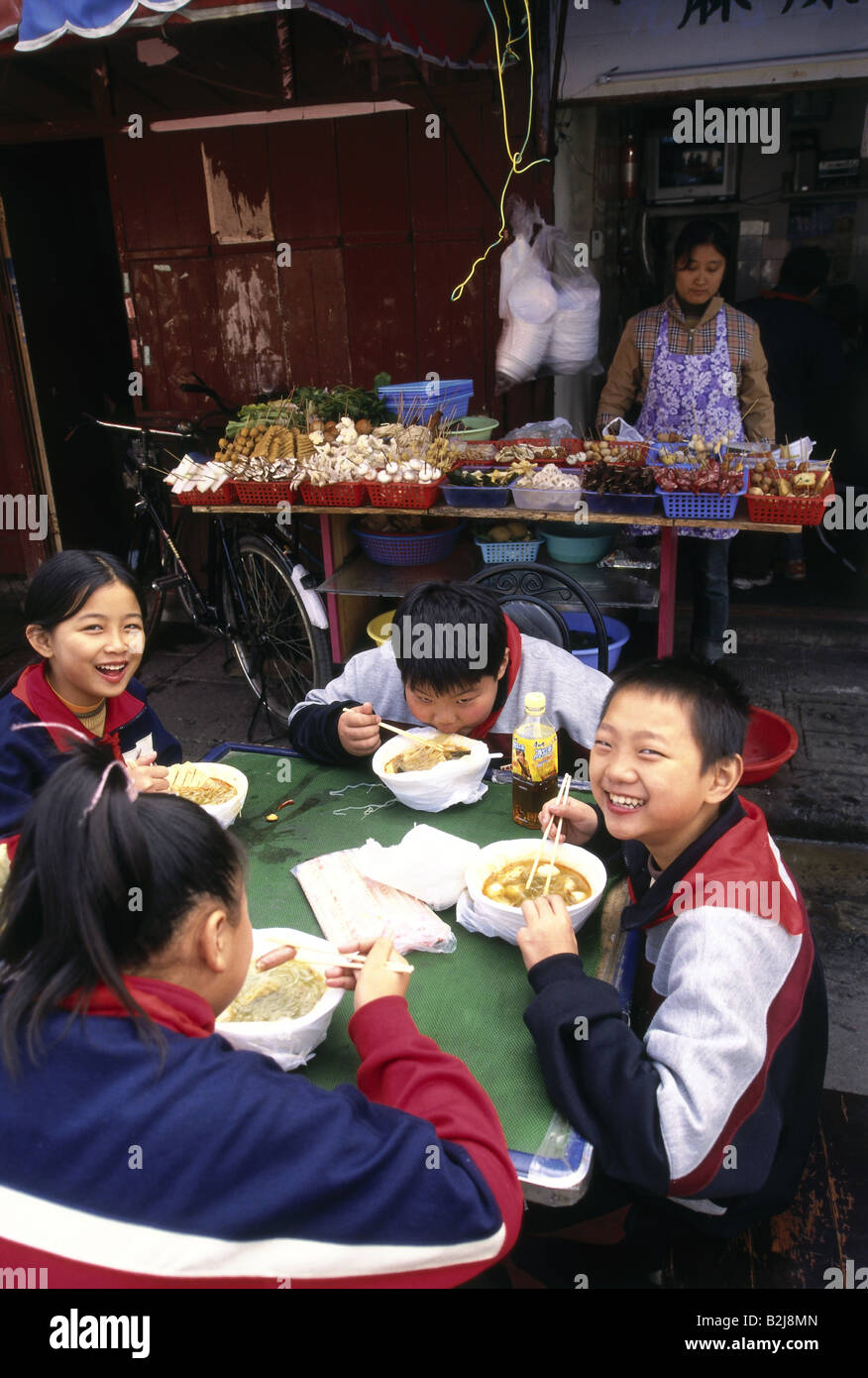 Geographie/Reisen, China, Shanghai, Menschen, Kinder essen, alten ...