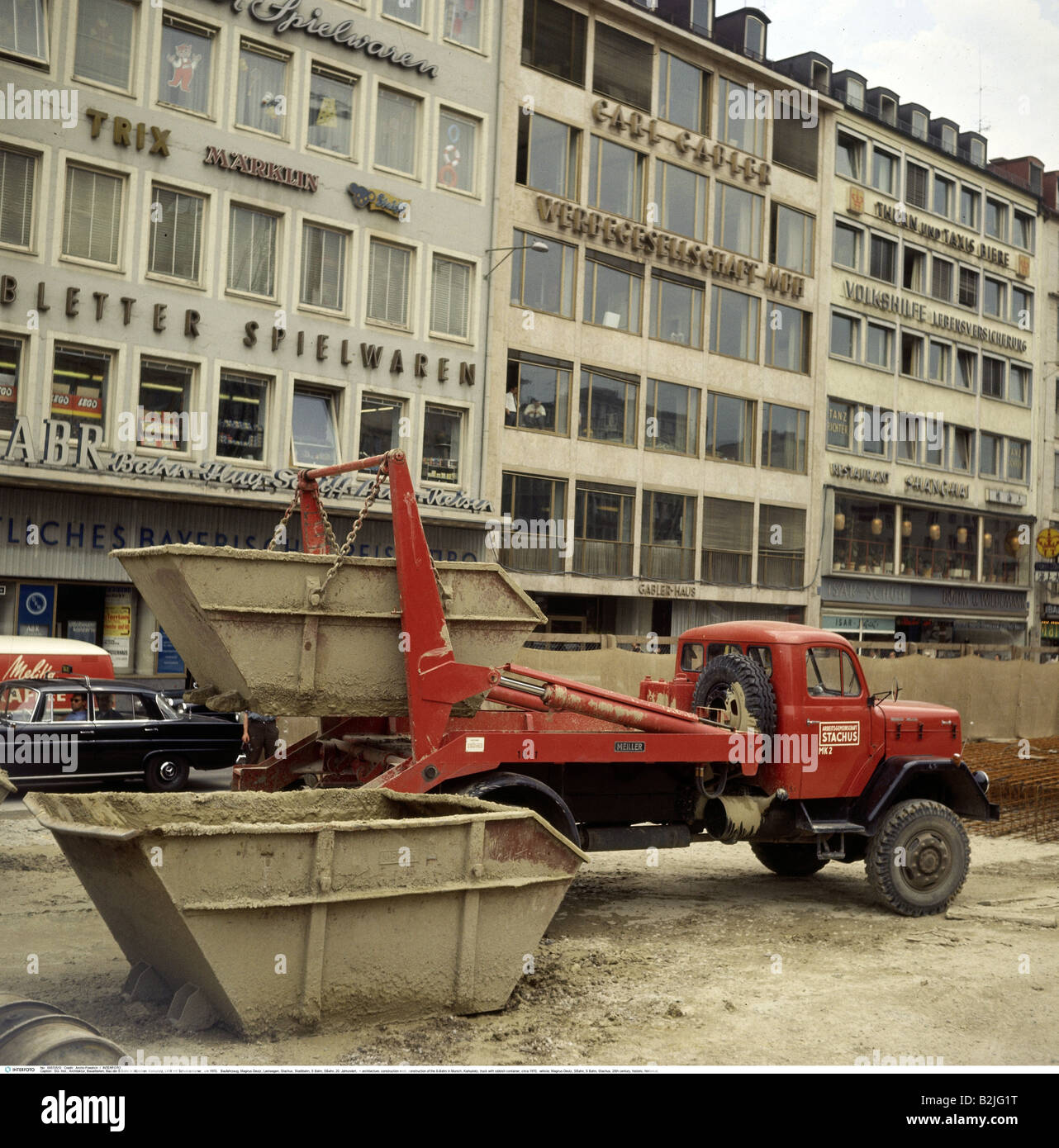 Architektur, Bau, Bau der S-Bahn in München, Karlsplatz, LKW mit Müll ...