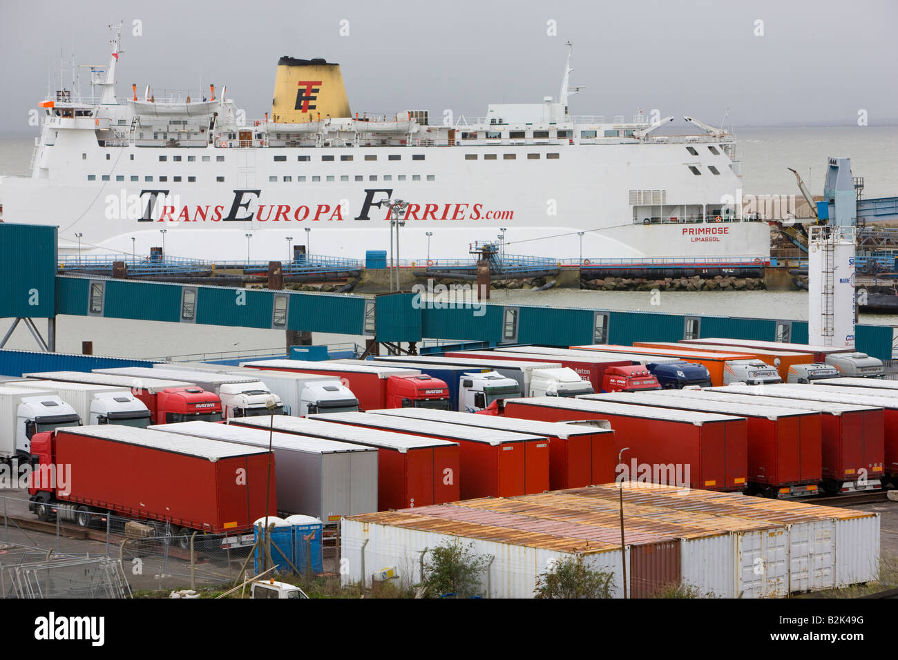 Ferry port containers -Fotos und -Bildmaterial in hoher Auflösung – Alamy