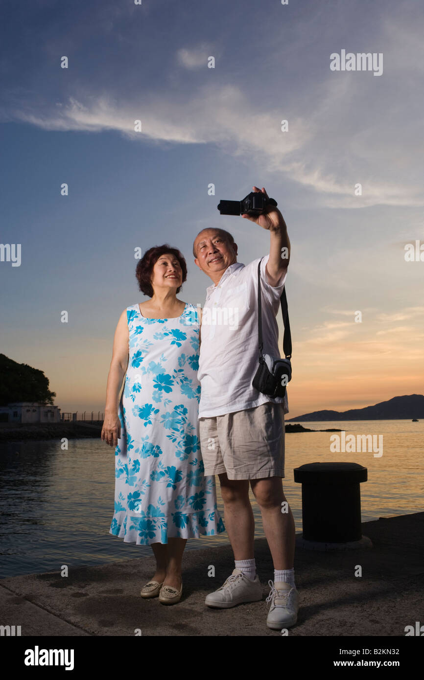 Reife Frau mit einem älteren Mann filmt sich selbst mit einer Home ...