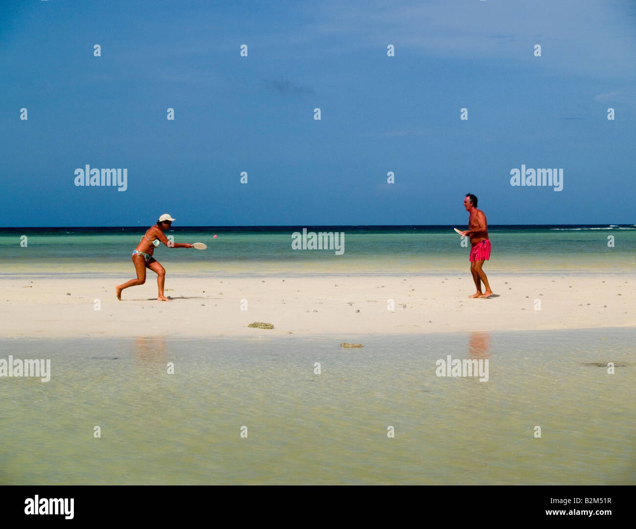 Touristen, die Paddel Ballspiele am Strand auf Koh Tao Insel in ...