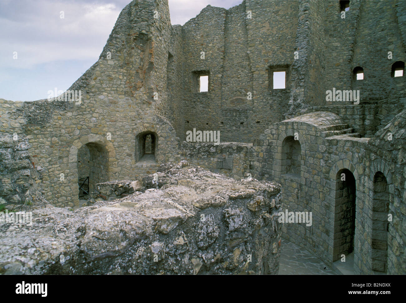 Schloss der canossa burg -Fotos und -Bildmaterial in hoher Auflösung ...