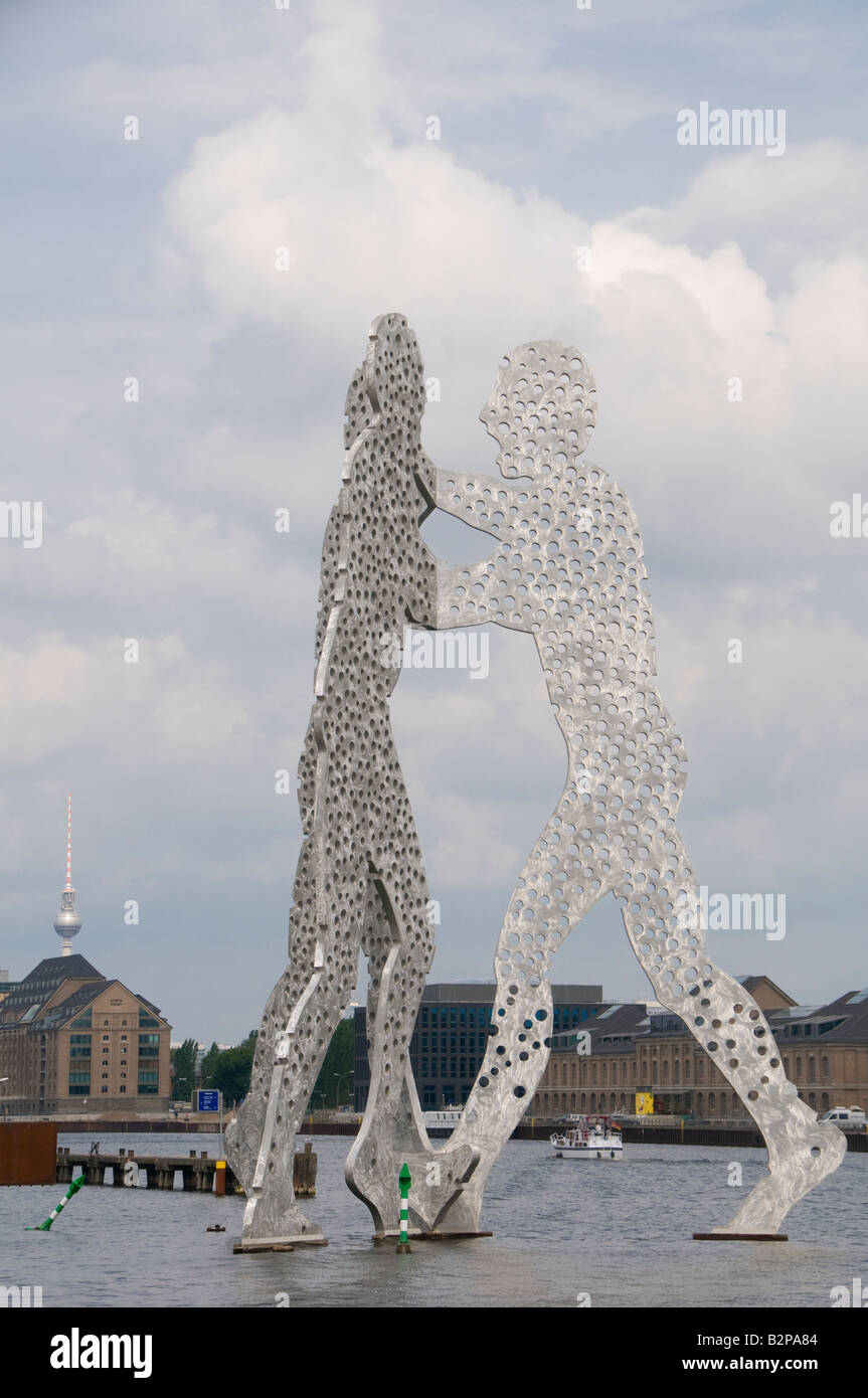 Die Aluminiumskulpturen mit dem Titel The Molecule man, entworfen vom ...