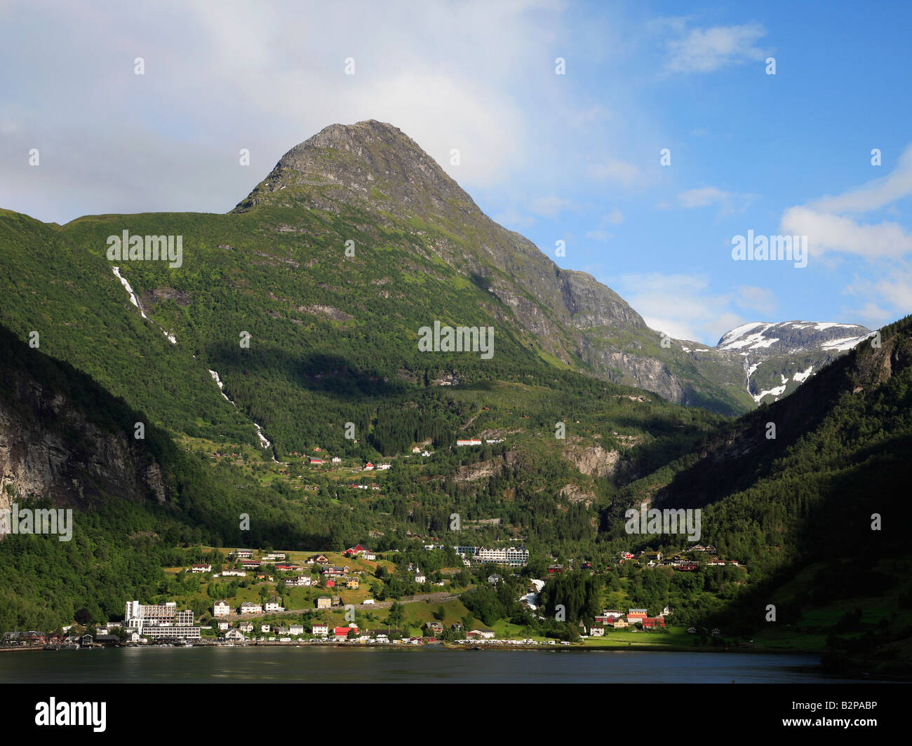 Geiranger dorf -Fotos und -Bildmaterial in hoher Auflösung – Alamy