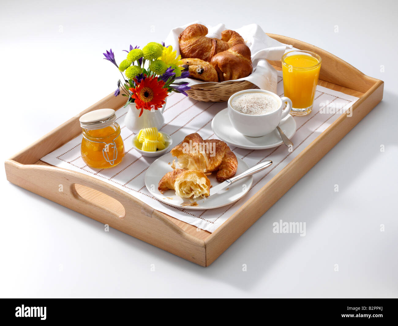 Kontinentales Frühstück auf einem Tablett redaktionelle Essen ...