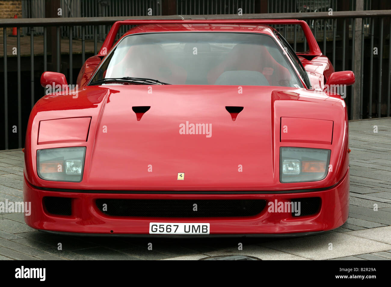 Front-End-Blick auf einen Ferrari F40 auf dem Display auf der London ...