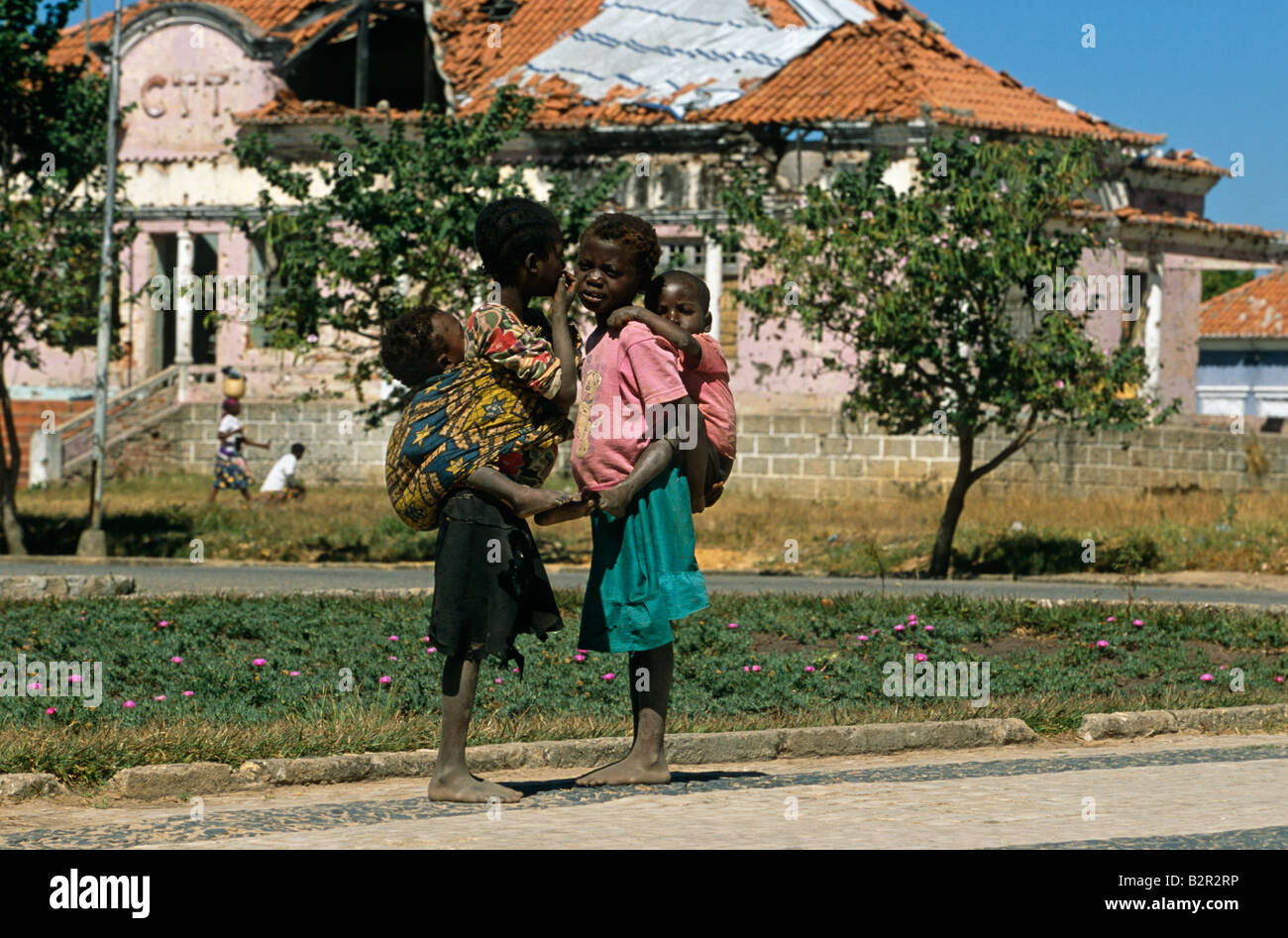 Children in angola poor -Fotos und -Bildmaterial in hoher Auflösung – Alamy