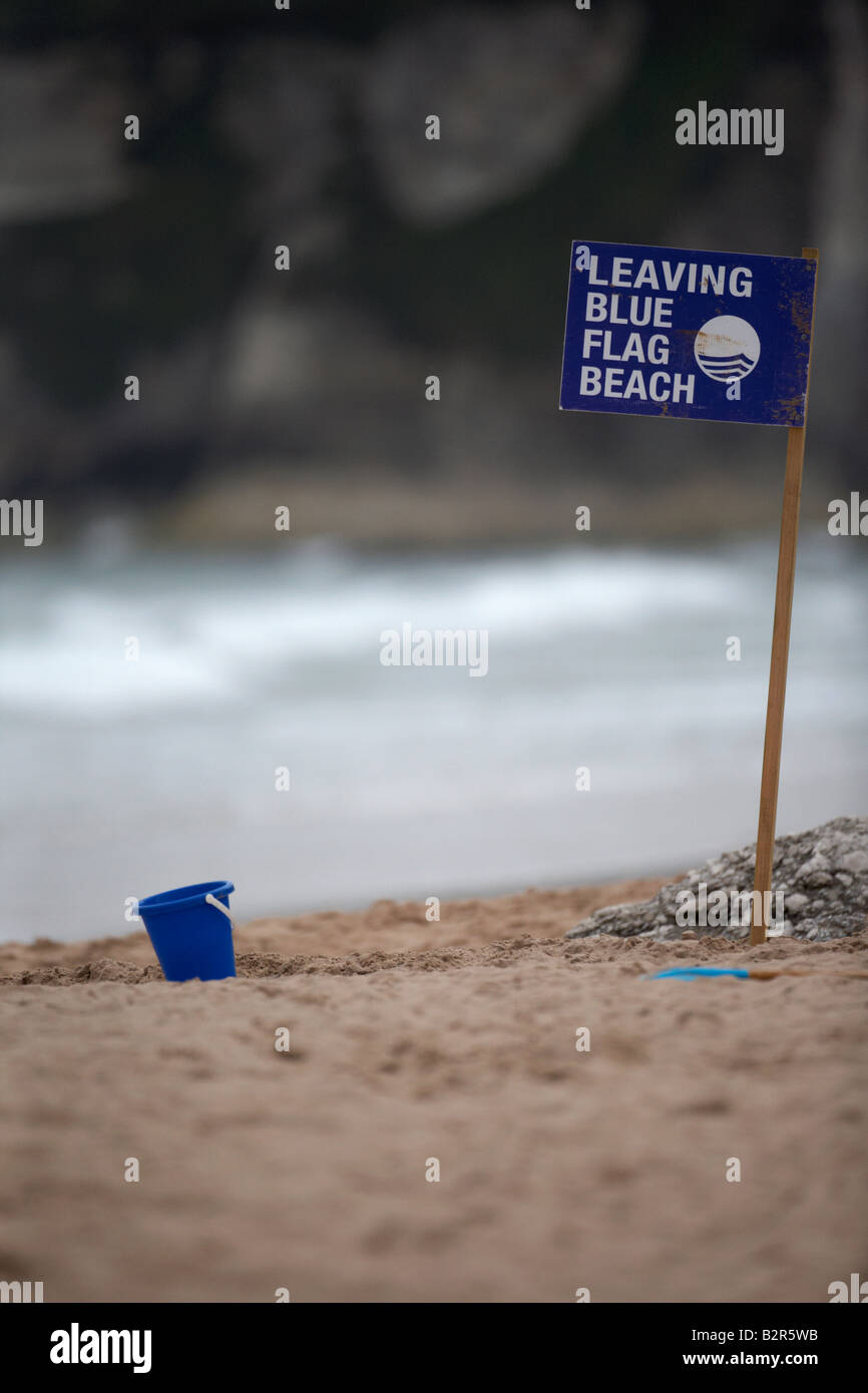 Blaue flagge und auszeichnung am meer -Fotos und -Bildmaterial in hoher Auflösung – Alamy