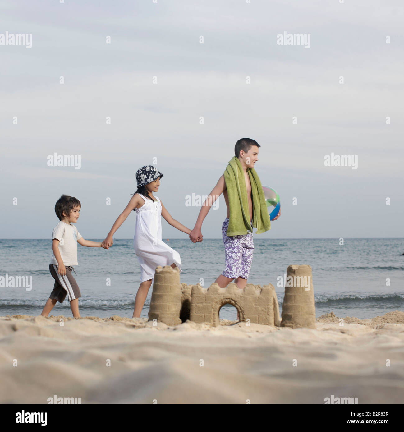 Kinder Hand in Hand am Strand Stockfotografie - Alamy