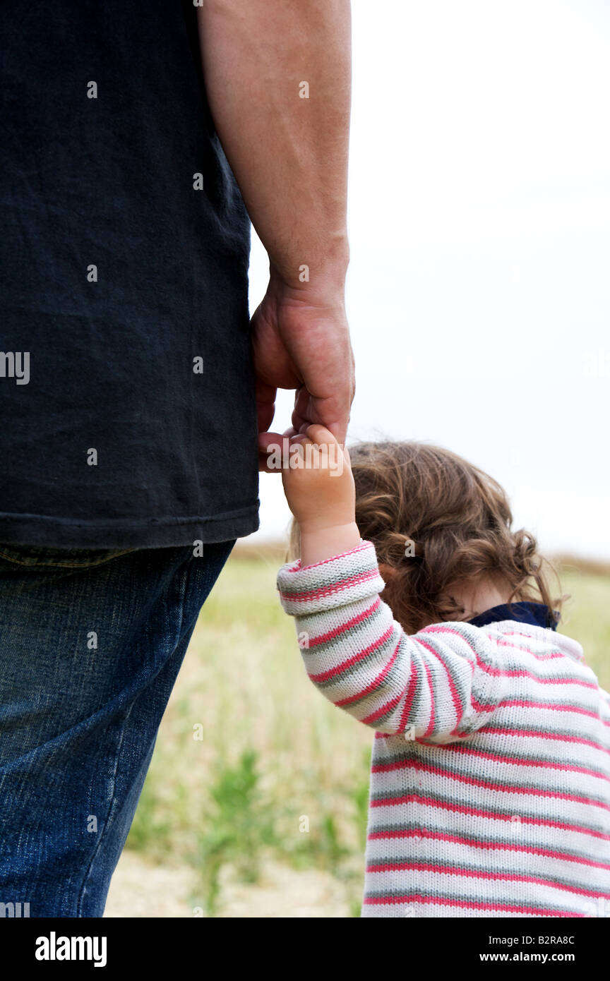 Vater und junge Tochter Hand in Hand Stockfotografie - Alamy