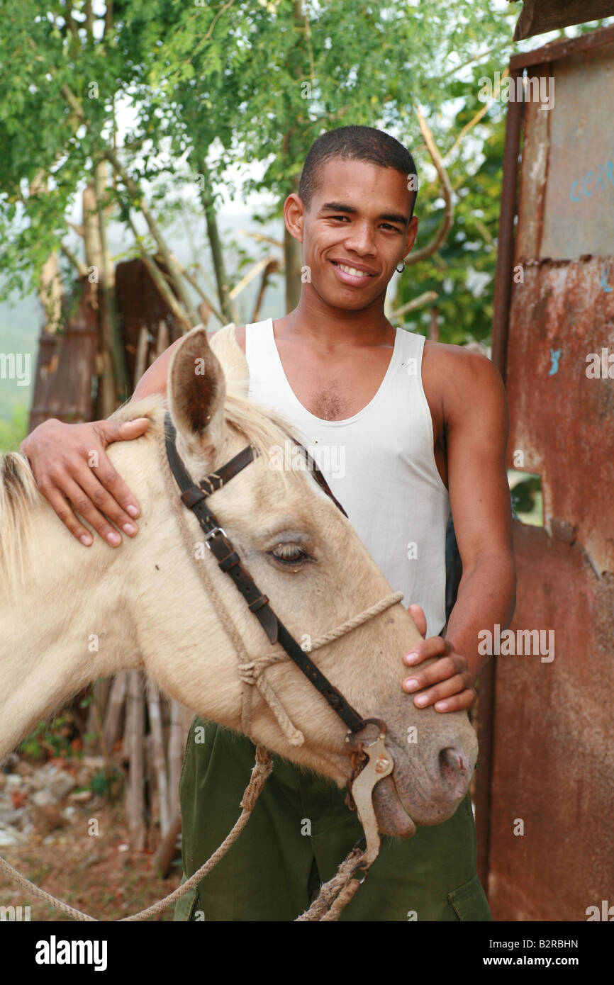 Junger lächelnder Mann stand neben seinem Pferd Trinidad Sancti ...