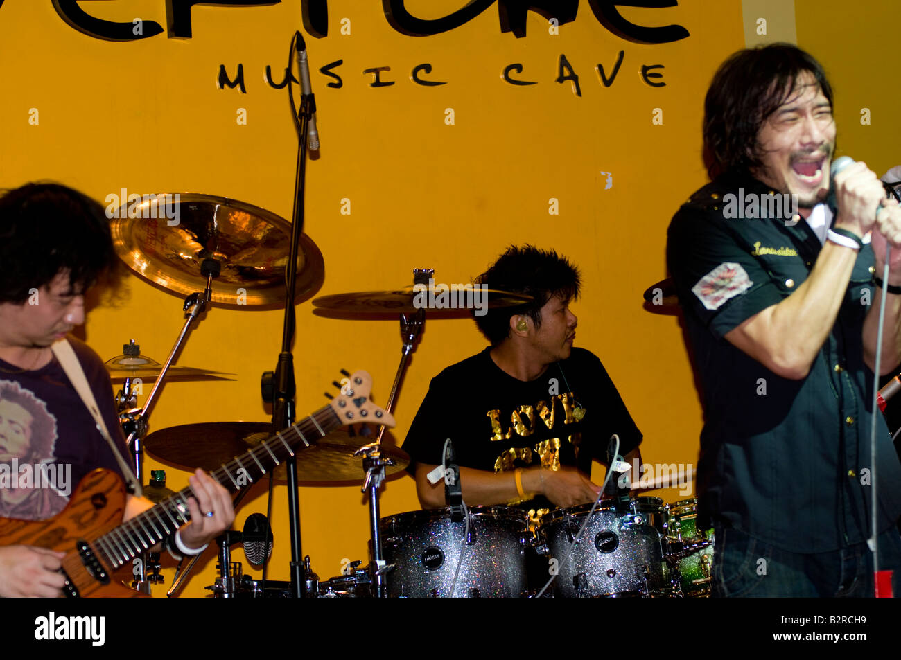 Die berühmte Thai-Rock-Band - The Silly Fools live im Konzert. Bangkok ...