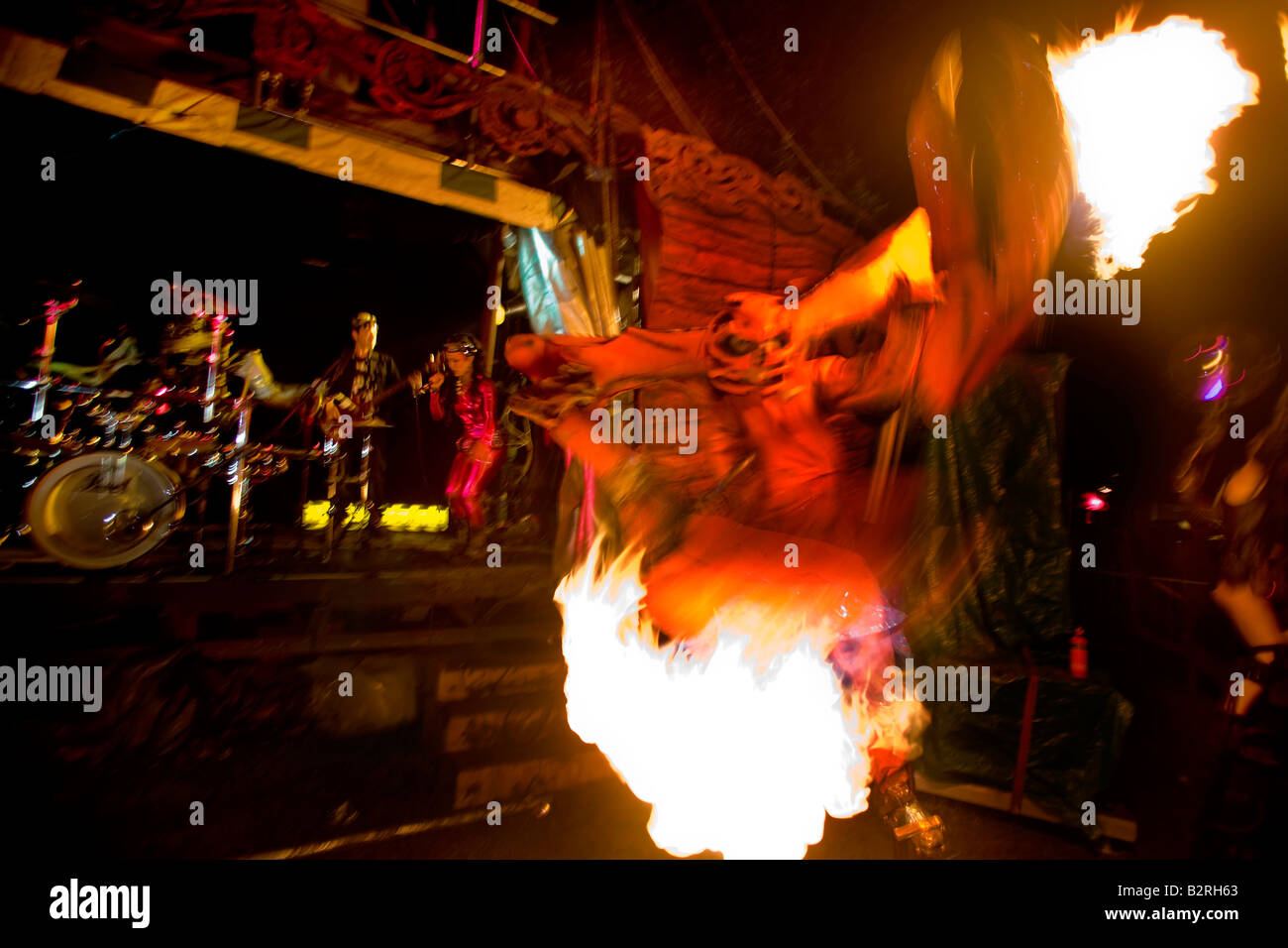 Flammenwerfer werfer -Fotos und -Bildmaterial in hoher Auflösung – Alamy