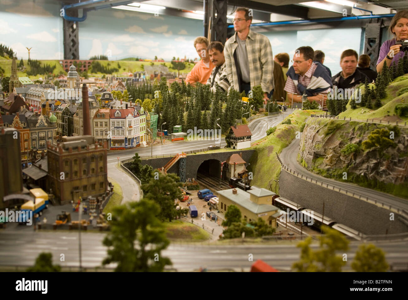 Besucher, die Modelleisenbahn, beobachten, Miniatur Wunderland ...