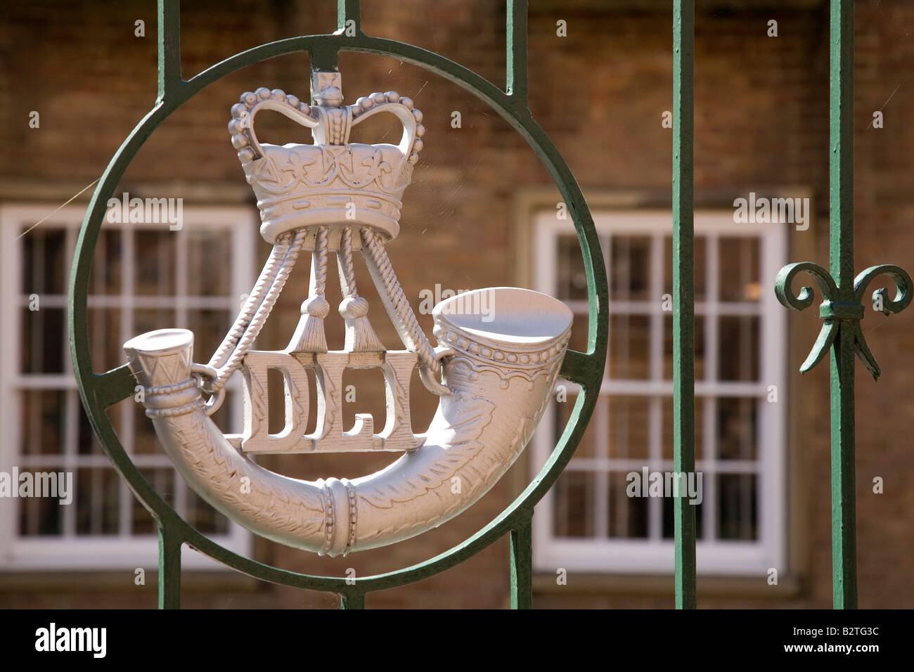 Das Wappen der Durham Light Infantry Regiment ziert ein Tor. Das ...