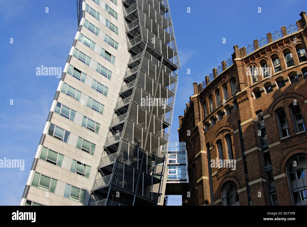 Nahaufnahme von renovierte historische Gasometer B mit Tme moderne ...