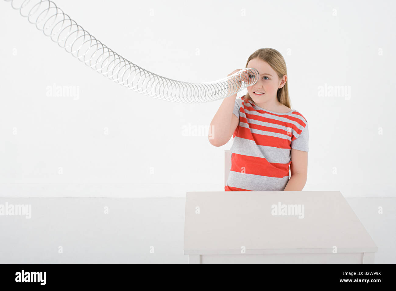 Spielzeug aus metallspule -Fotos und -Bildmaterial in hoher Auflösung ...
