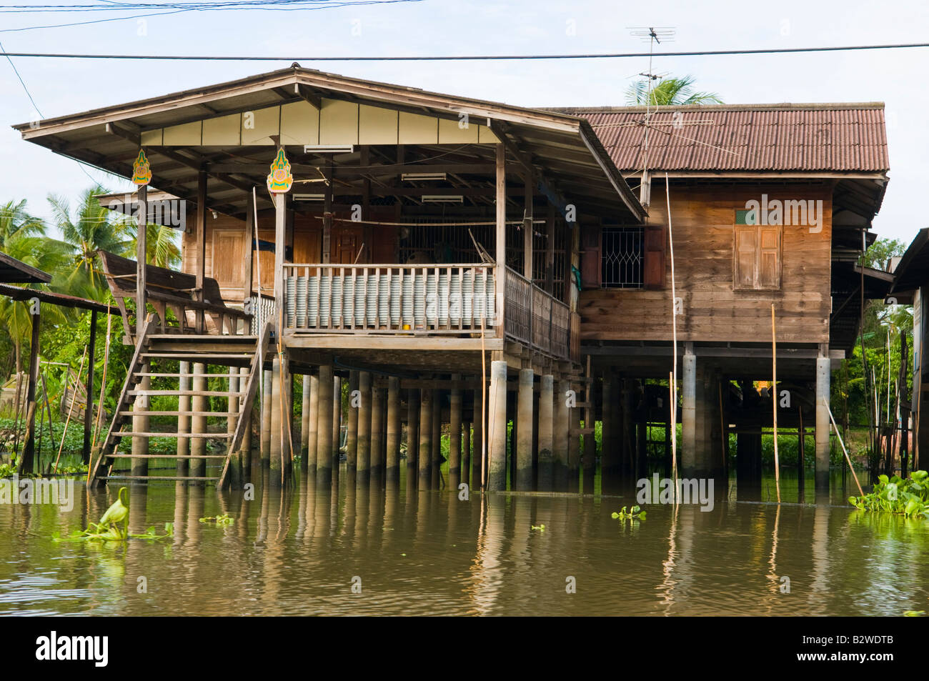 Thai holzhaus -Fotos und -Bildmaterial in hoher Auflösung – Alamy