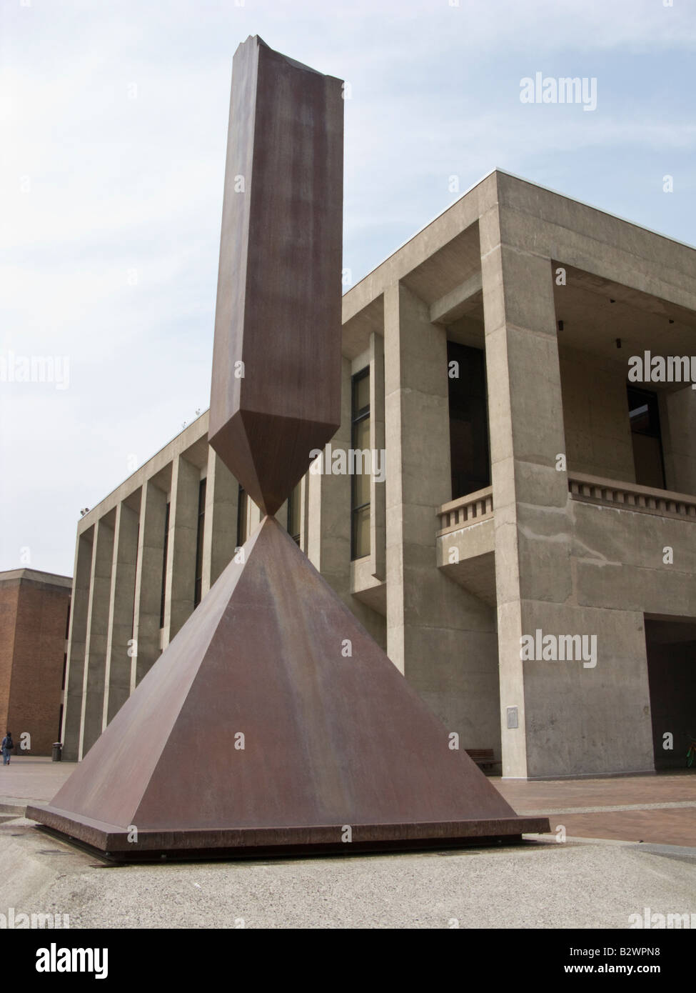 Broken obelisk -Fotos und -Bildmaterial in hoher Auflösung – Alamy