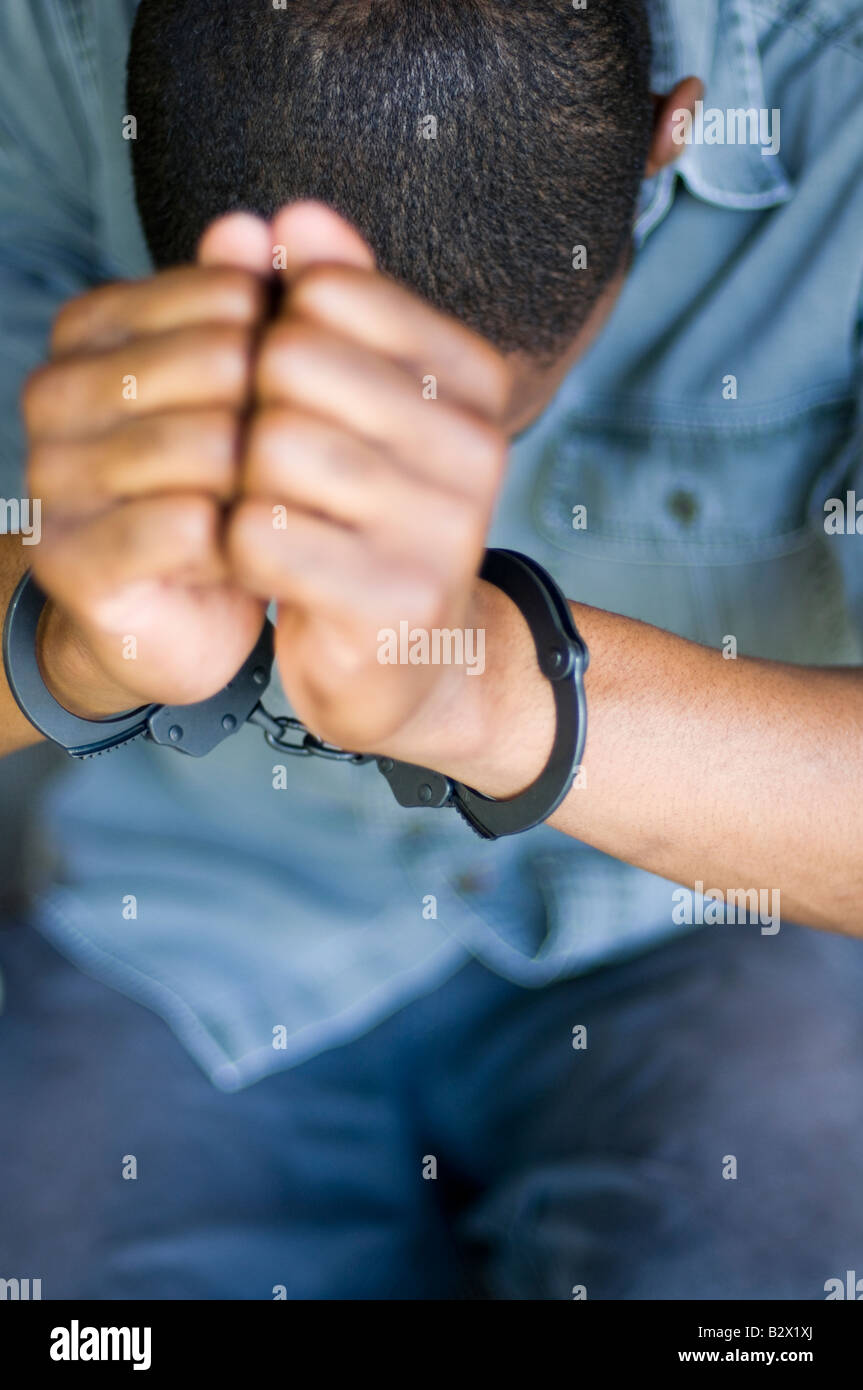 Jugend in handschellen -Fotos und -Bildmaterial in hoher Auflösung – Alamy