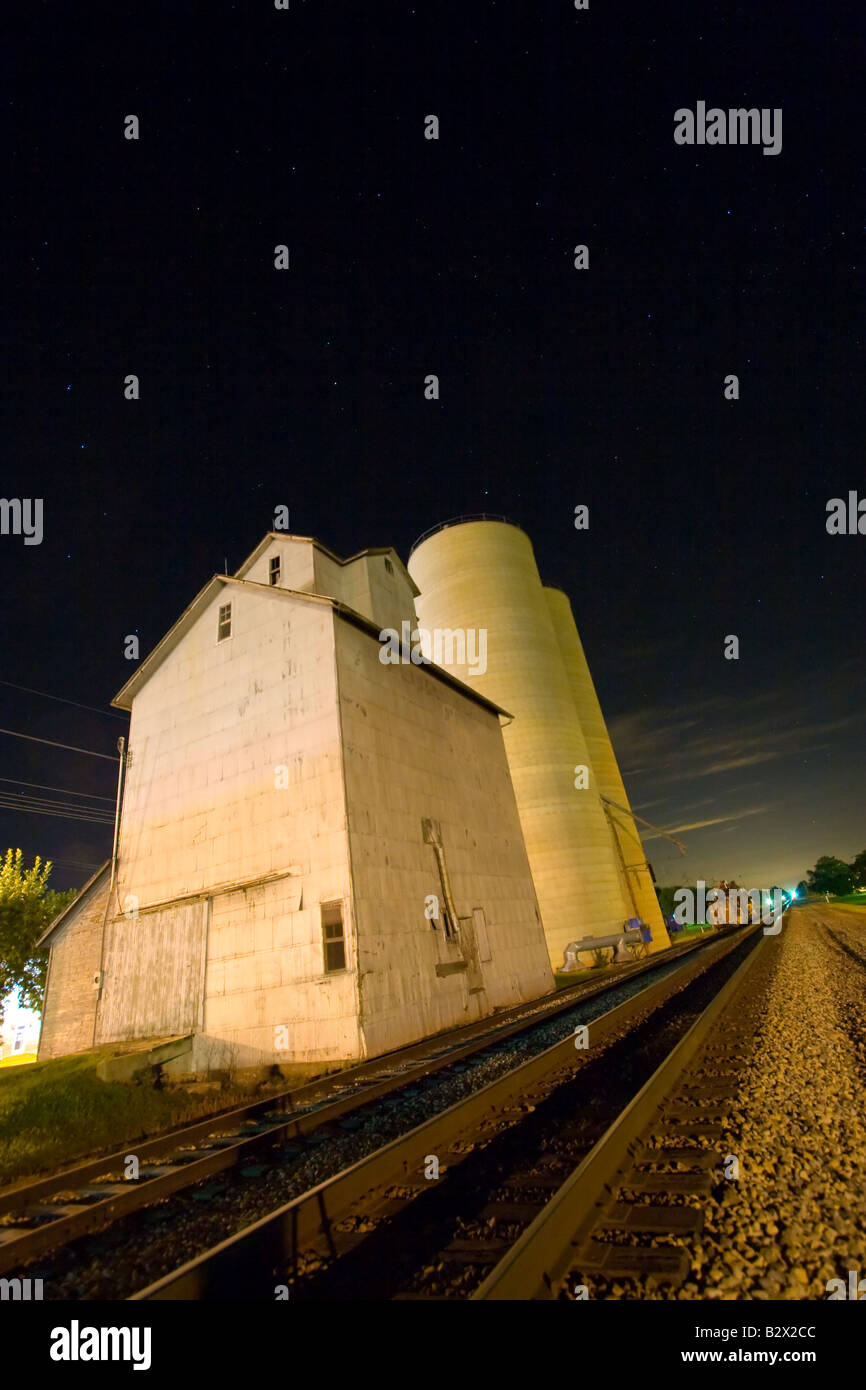 Eine kleine Kornlift steht neben den Bahngleisen im ländlichen Danforth ...
