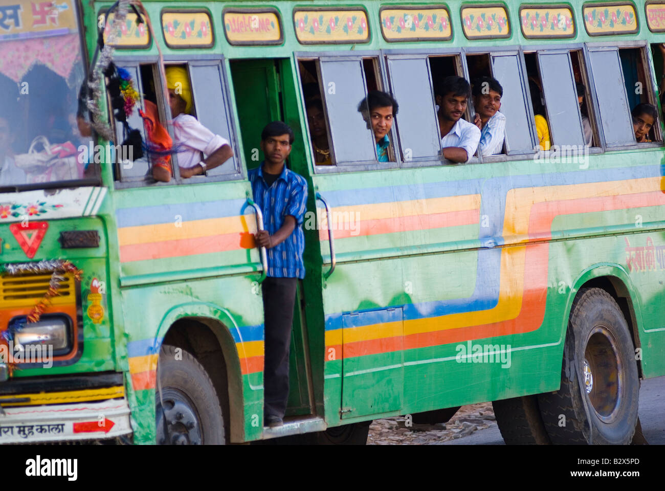 Crowded bus india -Fotos und -Bildmaterial in hoher Auflösung – Alamy
