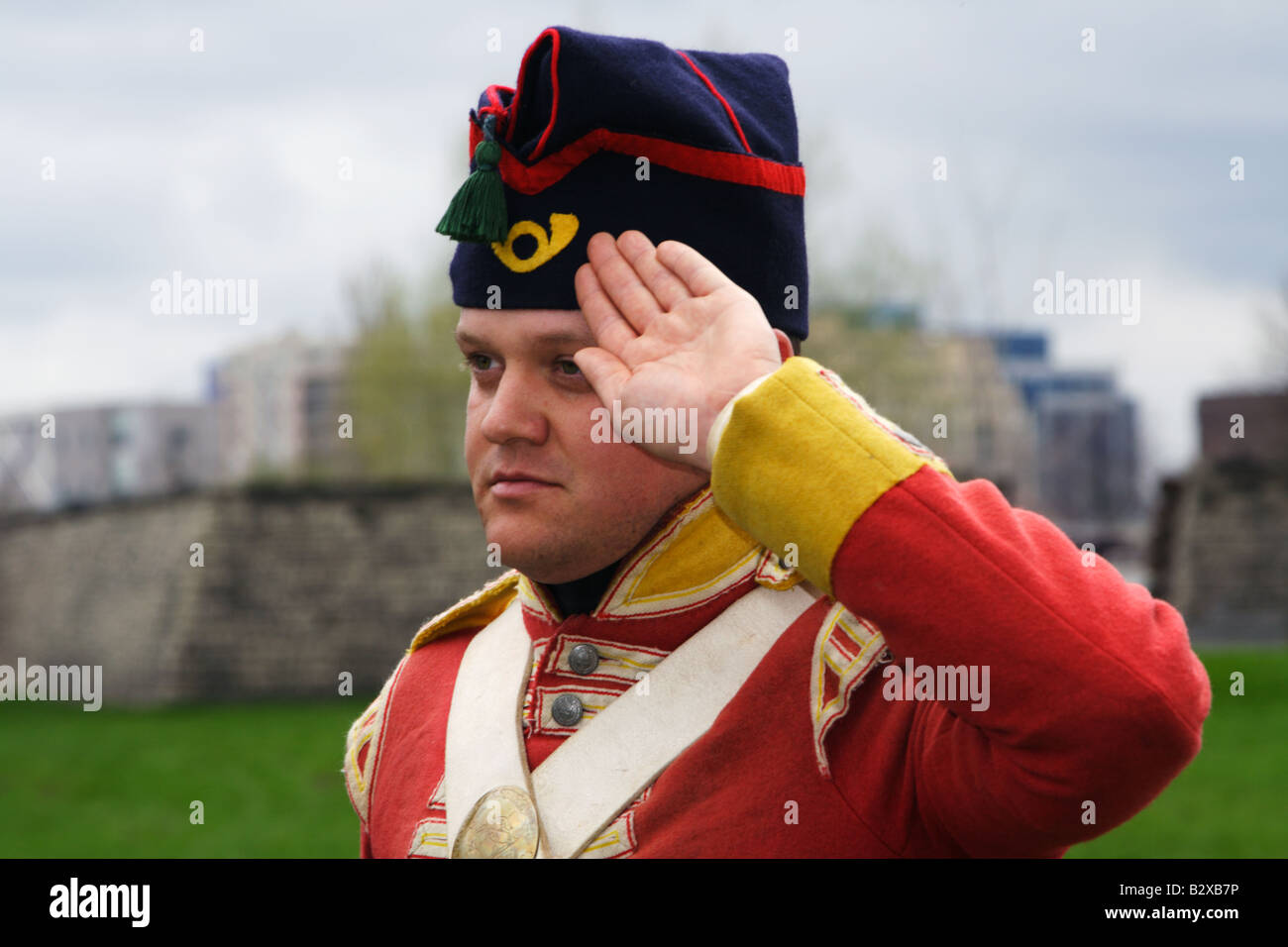 Salutieren in militärischem Drill am Fort York eine nationale ...