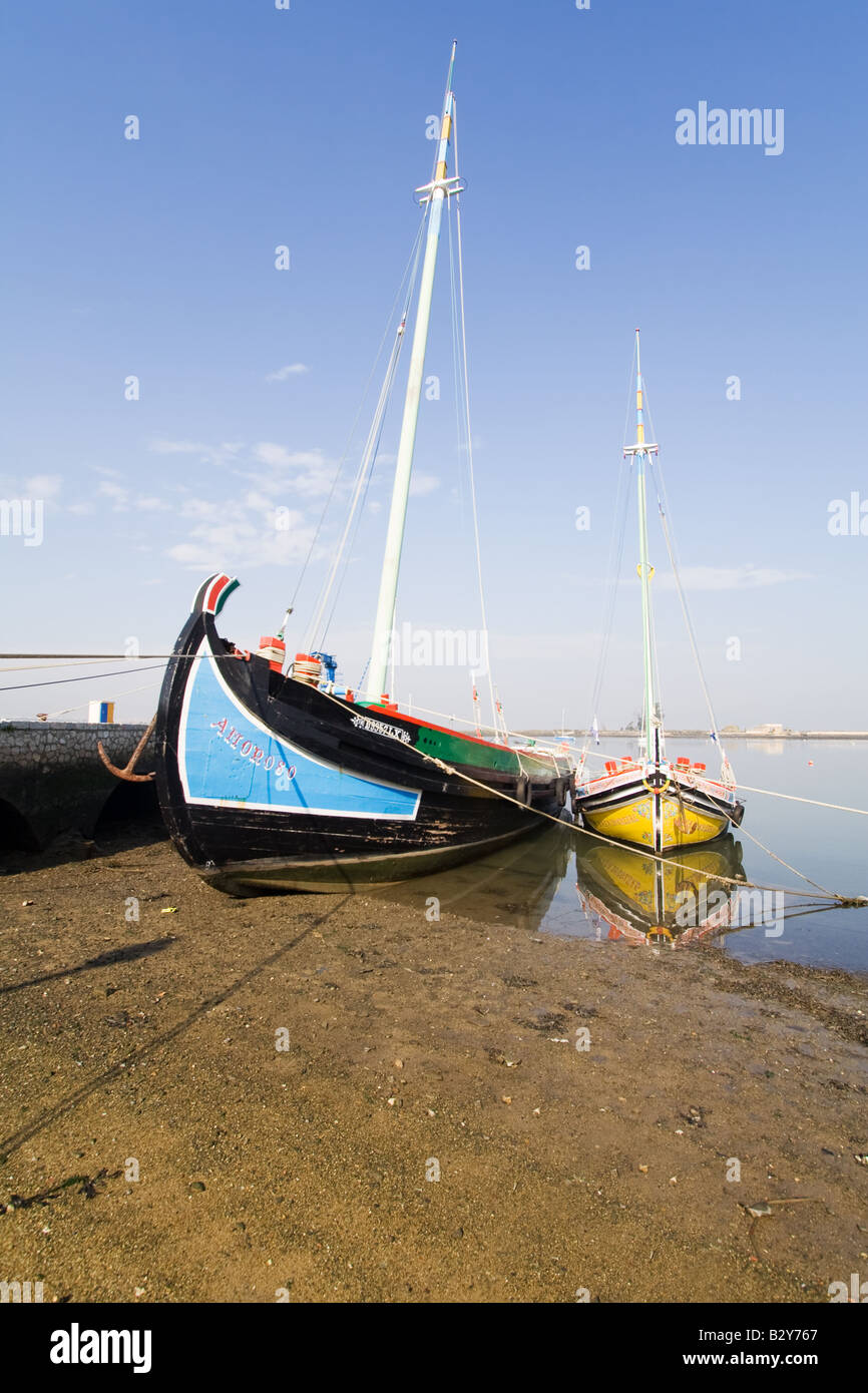 Warino Boot "Amoroso" (links) und Bote-de-Fragata "Baia do Seixal ...