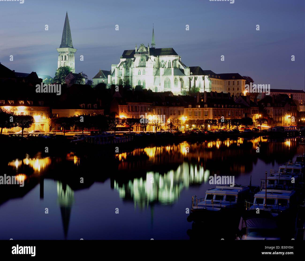 Klosterkirche von St. Saint Germain in Auxerre gesehen in der Nacht vom ...