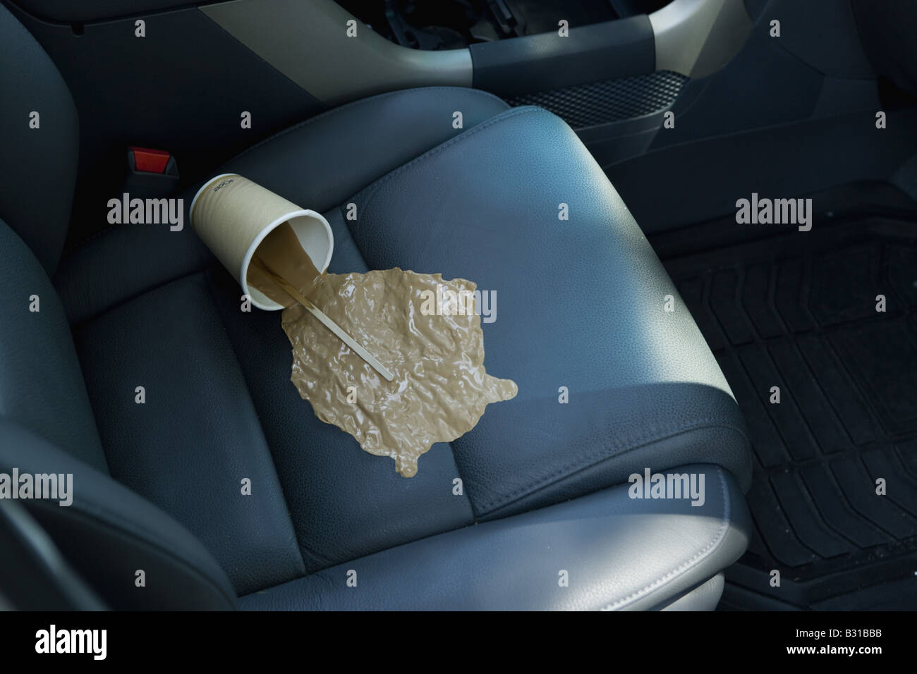 Kaffee zu verschütten, auf dem Beifahrersitz Stockfotografie - Alamy
